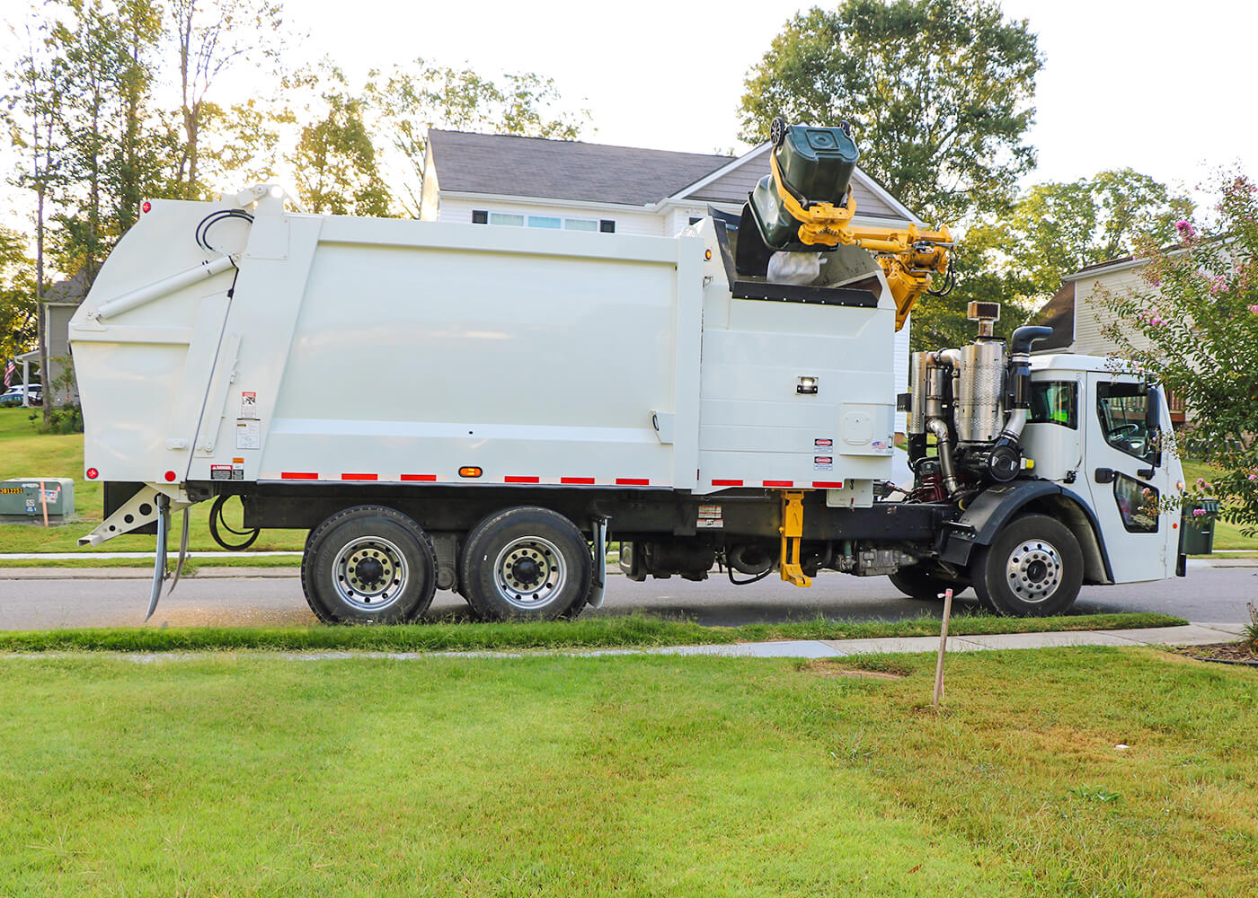 Automated Side Load Garbage Trucks - Command-SST Sideloader Body