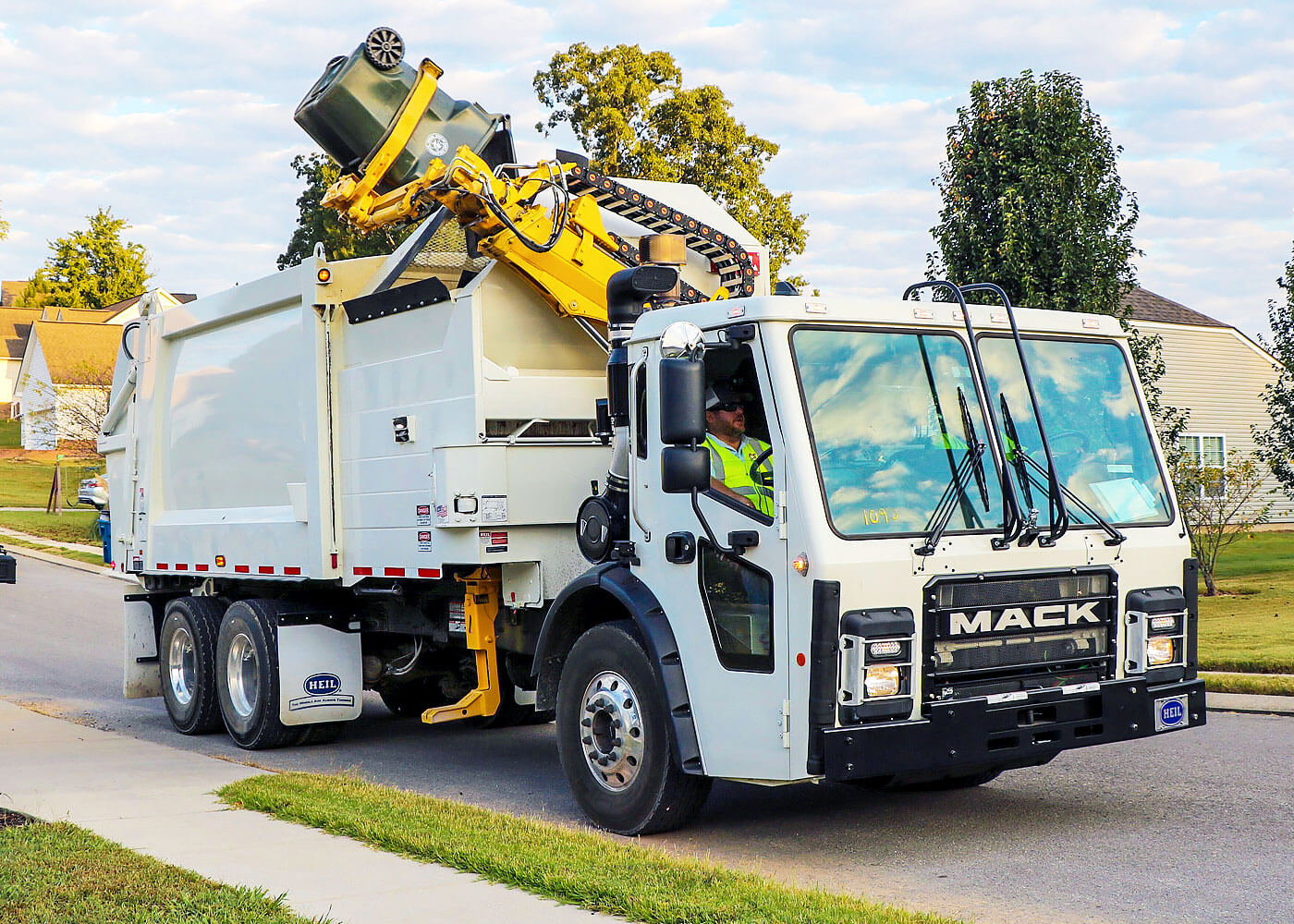 Automated Side Load Garbage Trucks - Command-SST Sideloader Body